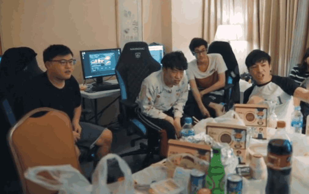 RNG众人看抽签时的反应: Uzi没看懂规则 Letme被做成表情包!