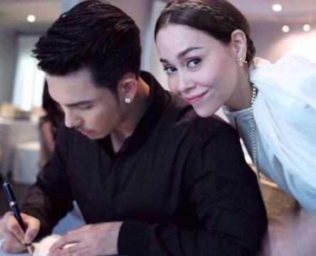 泰剧明星Aum和Nat结婚四年依然恩爱，国内某些明星夫妻真该学学|泰国|娱乐圈|结婚_新浪新闻