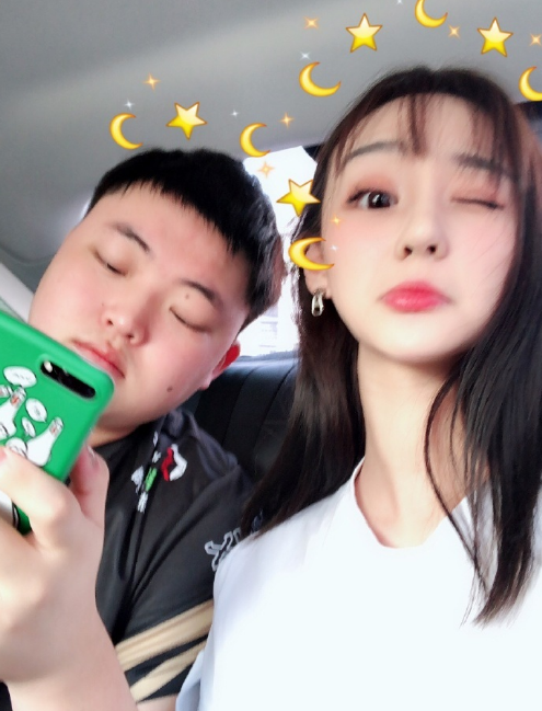 Uzi女友晒出聊天截图，她该玩哪个位置的英雄？Uzi的回答亮了