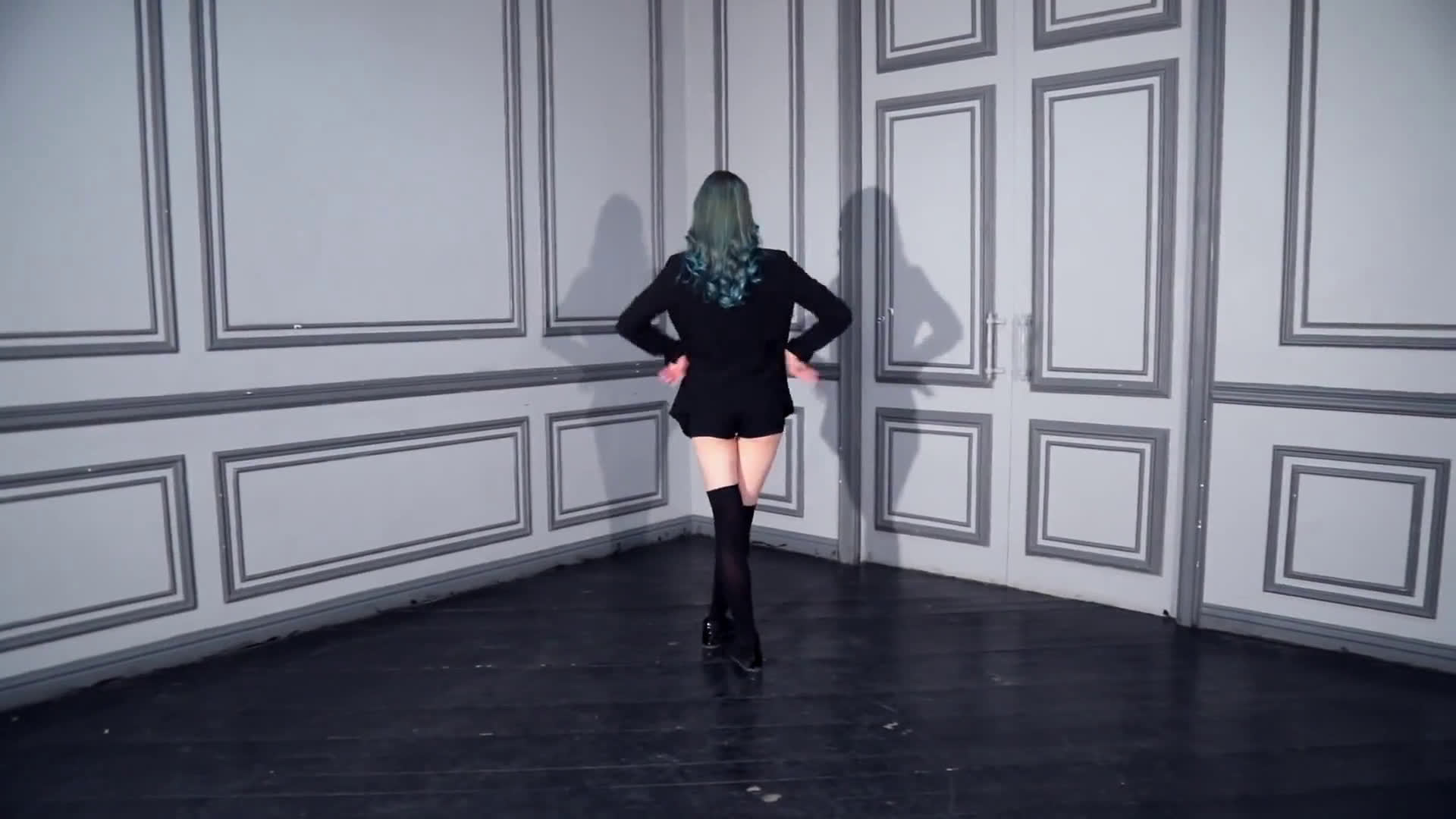 羞耻PLAY 俄罗斯长腿美女ANNA（BOOMBERRY）性感黑丝翻跳CLC回归曲Bla|ANNA_新浪新闻