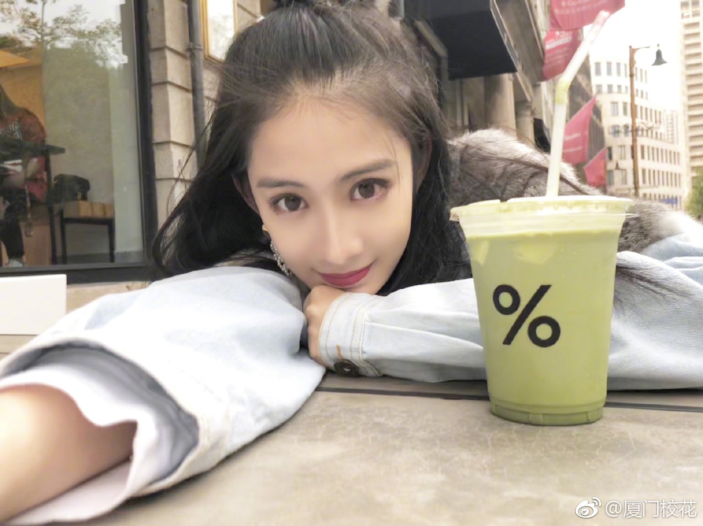 她叫胡雅洁，98年，就读于上海大学，身高168cm，爱好舞蹈、音乐|上海大学|就读|舞蹈_新浪新闻