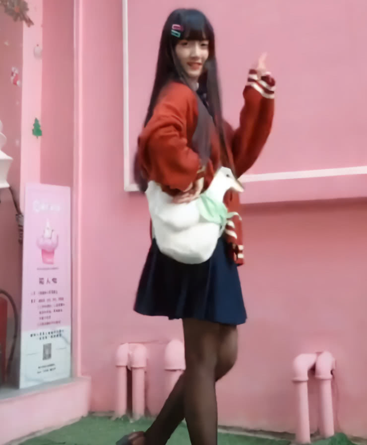 一男生穿黑丝袜腿超性感，但转身后脸让人出戏，一看就知是男的！黑丝袜性感双腿新浪新闻