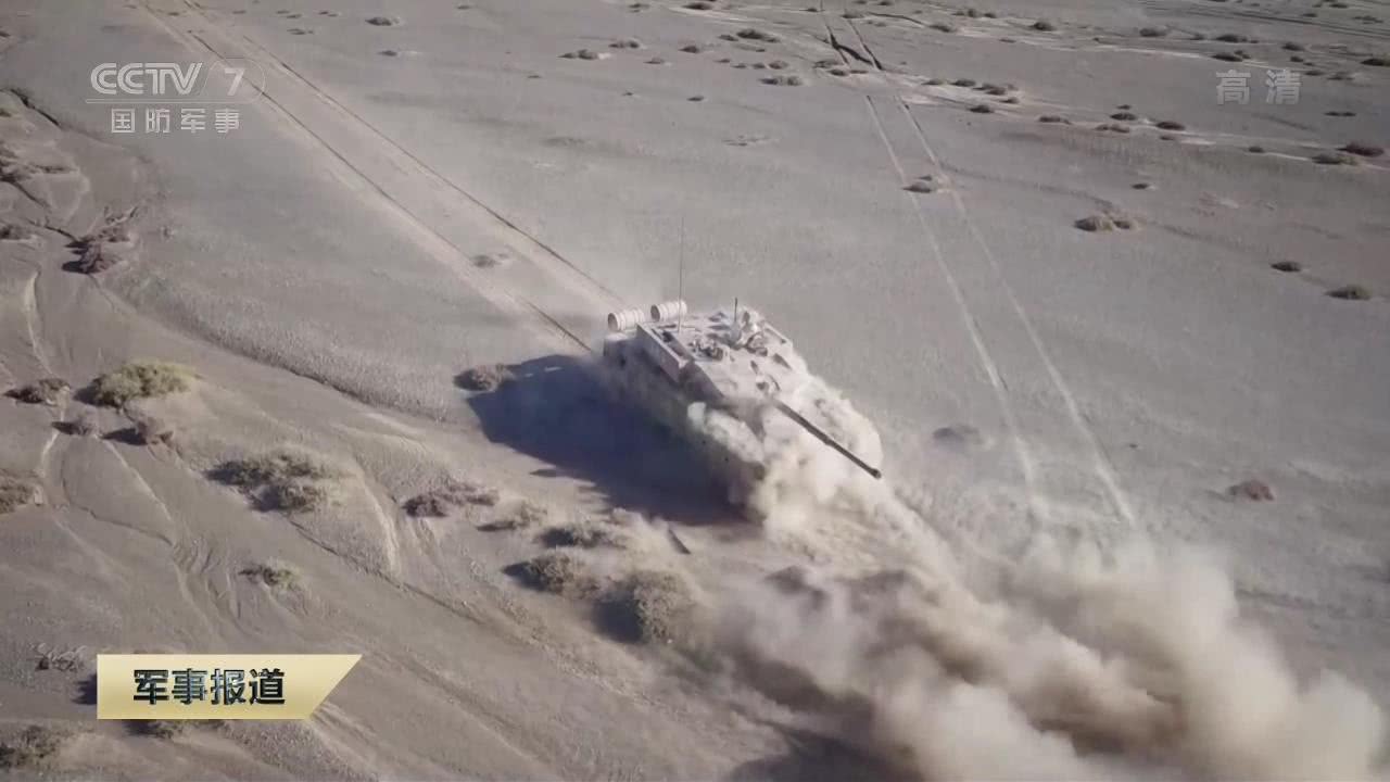 帅气逼人！99A主战坦克换上沙漠迷彩，与美军M1不相上下