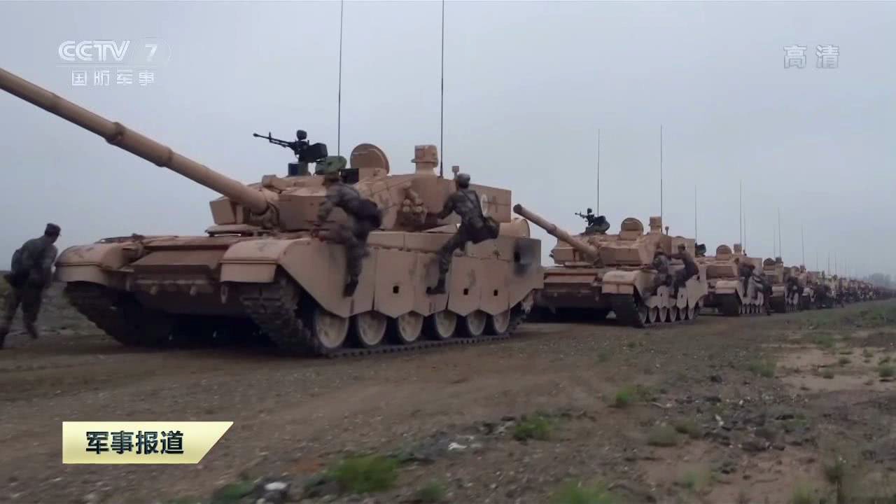 帅气逼人！99A主战坦克换上沙漠迷彩，与美军M1不相上下