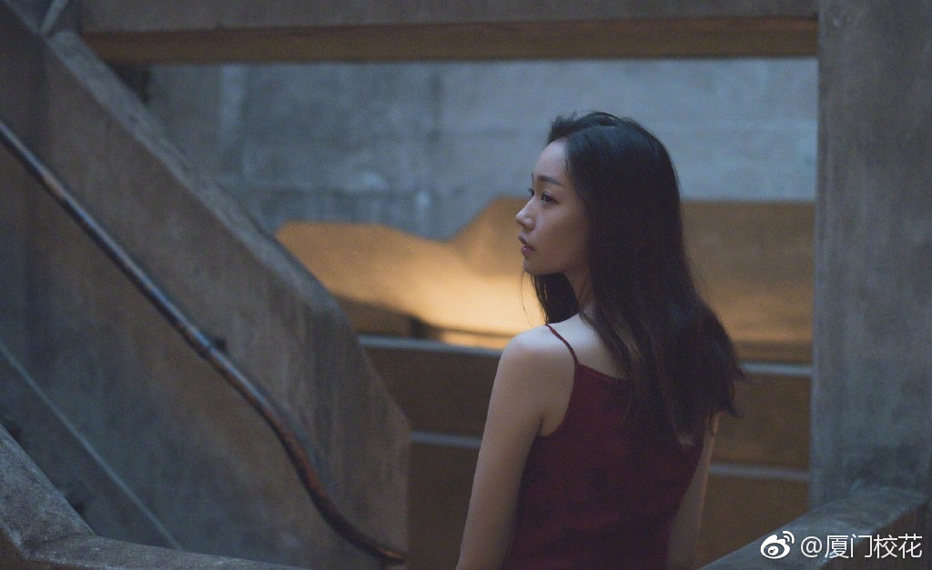 她叫周栩同，97年，就读于上海商学院，身高175cm，爱好看书、旅游|上海商学院|就读|身高_新浪新闻