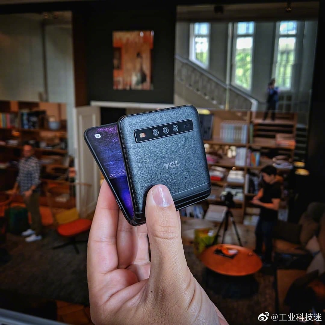 TCL旗下全新智能手机PLEX海外首发，TCL PLEX搭载了全新TCL UI|PLEX|智能手机|智能助手_新浪新闻