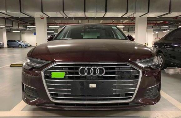 偶遇首台2019款全新奥迪A6L 暗红色车身比较罕见 配2.0T或41万起|暗红色|新车|首台_新浪新闻