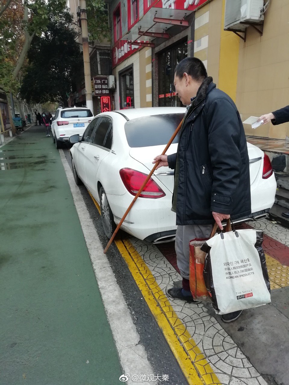 盲道被占 盲人出行受阻差点摔倒