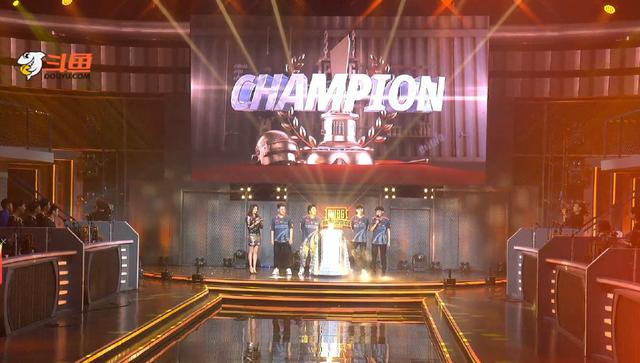 绝地求生17shou评最强步枪M4遭暗调垫底，AKM高伤害但实战难用|步枪|暗调|后坐力_新浪新闻