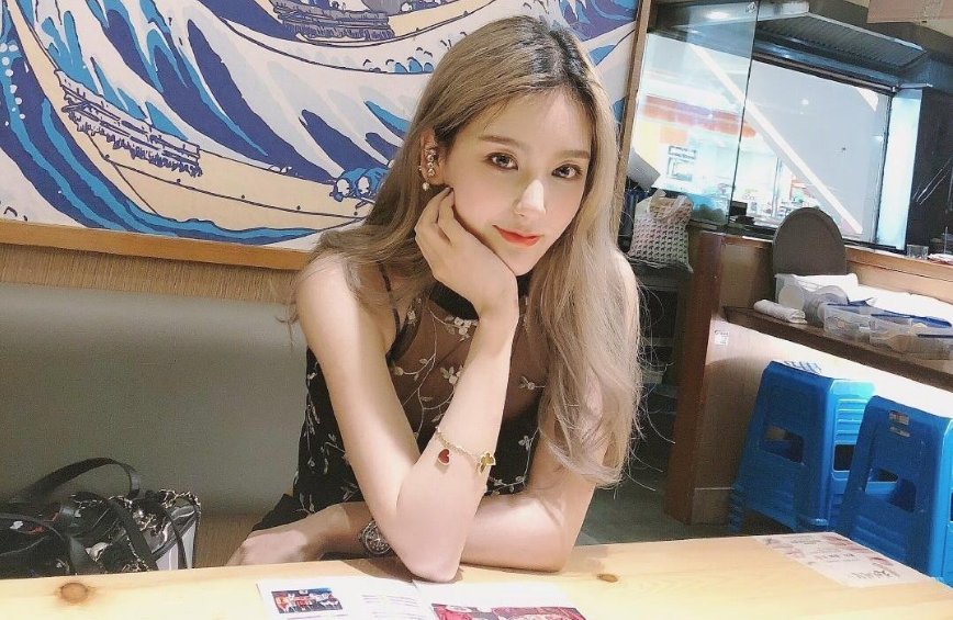 LPL：两大金花小钰、Rita接连发福利，你更喜欢哪一款|金花|写真|粉丝_新浪新闻