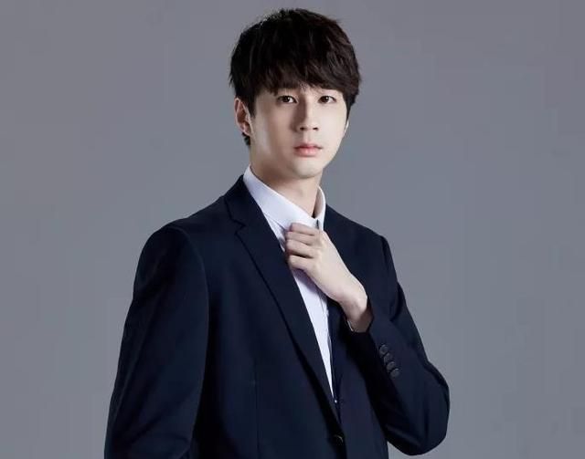 LPL最帅教练诞生，颜值堪比小鲜肉！网友调侃：和FPX格格不入|教练|小鲜肉|战队_新浪新闻