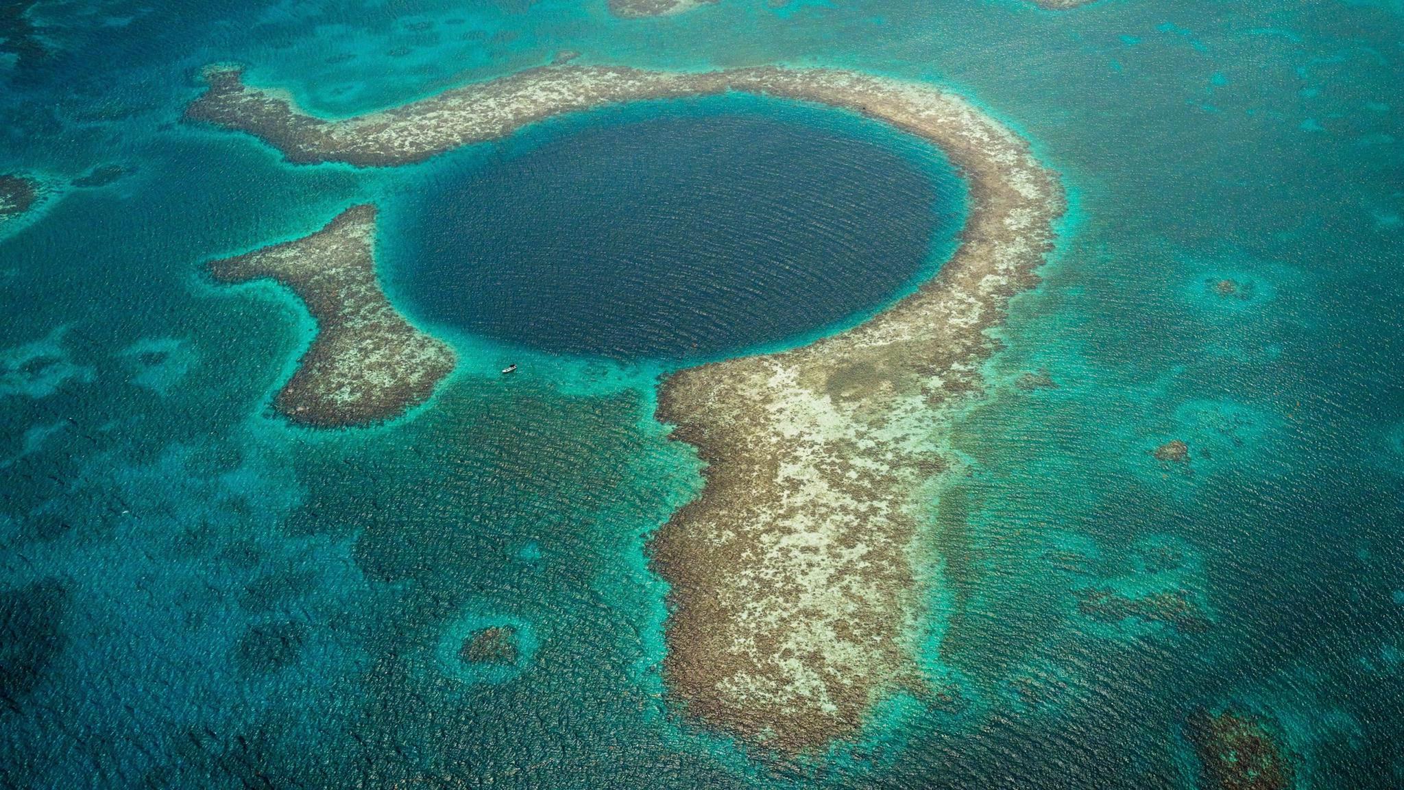 大蓝洞丨伯利兹Great Blue Hole是目前已发现的全世界最大的水下洞穴|伯利兹|蓝洞|洞穴_新浪新闻