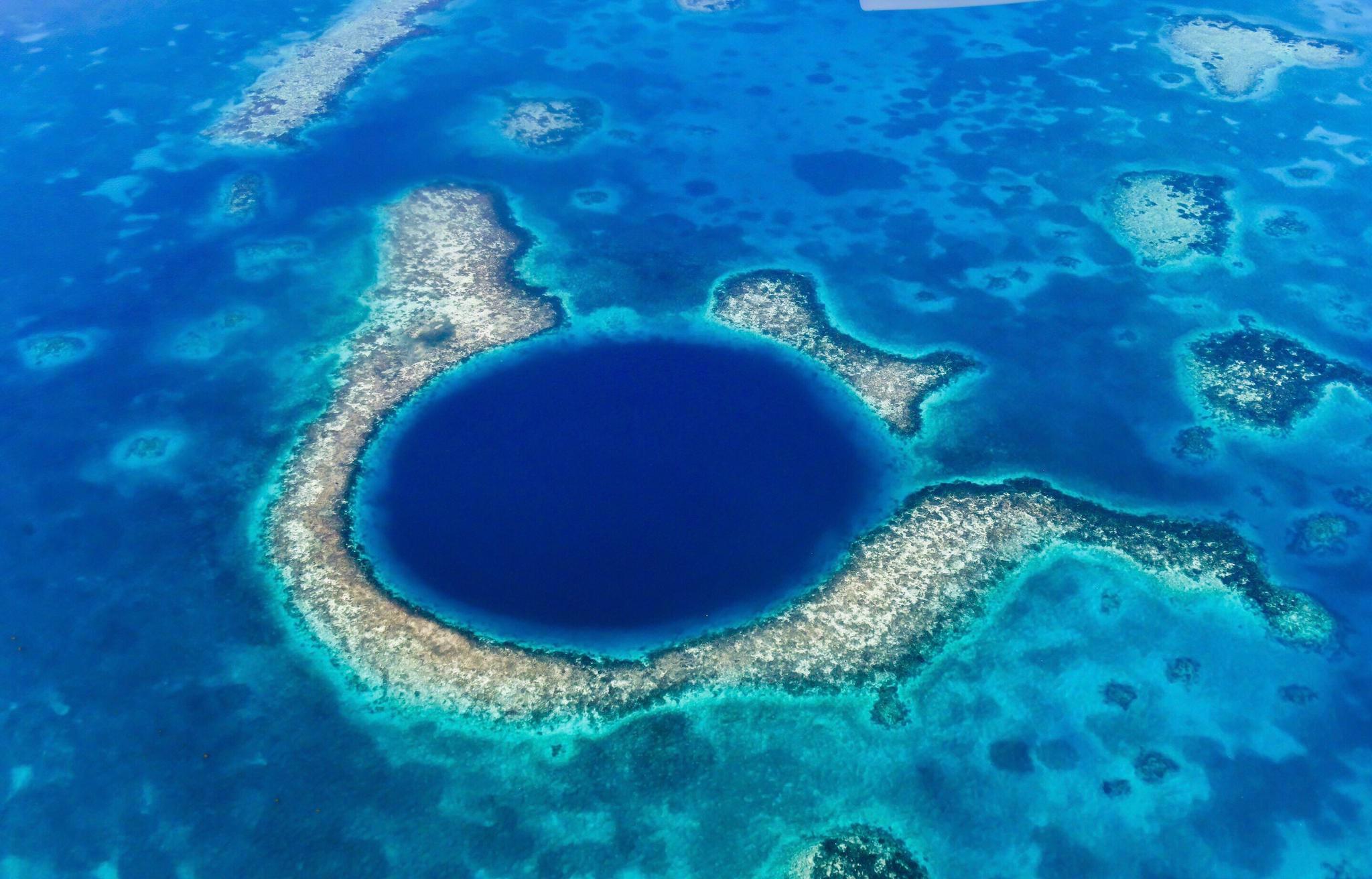 大蓝洞丨伯利兹Great Blue Hole是目前已发现的全世界最大的水下洞穴|伯利兹|蓝洞|洞穴_新浪新闻
