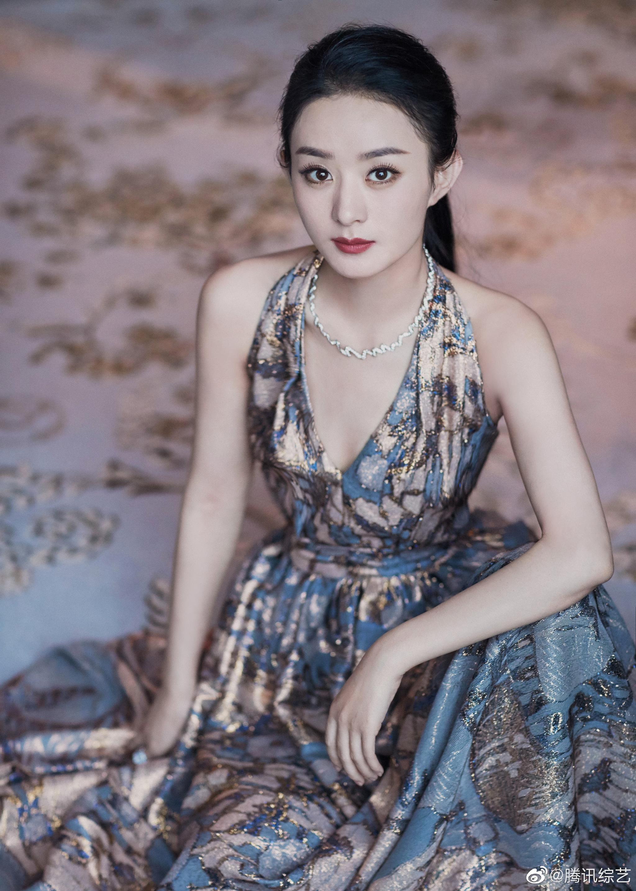 赵丽颖 金丝印花露背长裙搭配直马尾发型,腰肢纤细,楚楚动人之余 腰肢 露背 金丝 新浪新闻