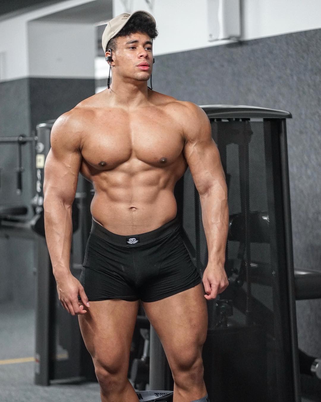 Nicolas Iong & Onome Egger_新浪新闻