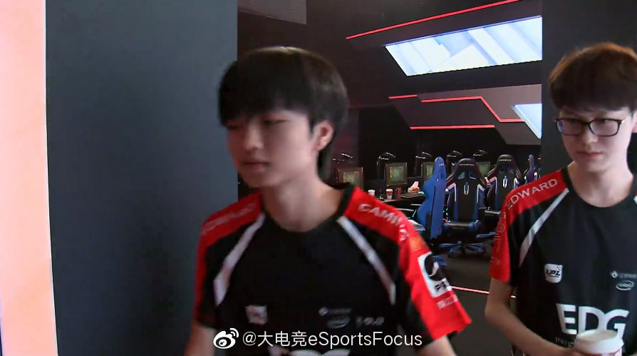 iBoy输出拉满！EDG 1：0 RW_新浪新闻