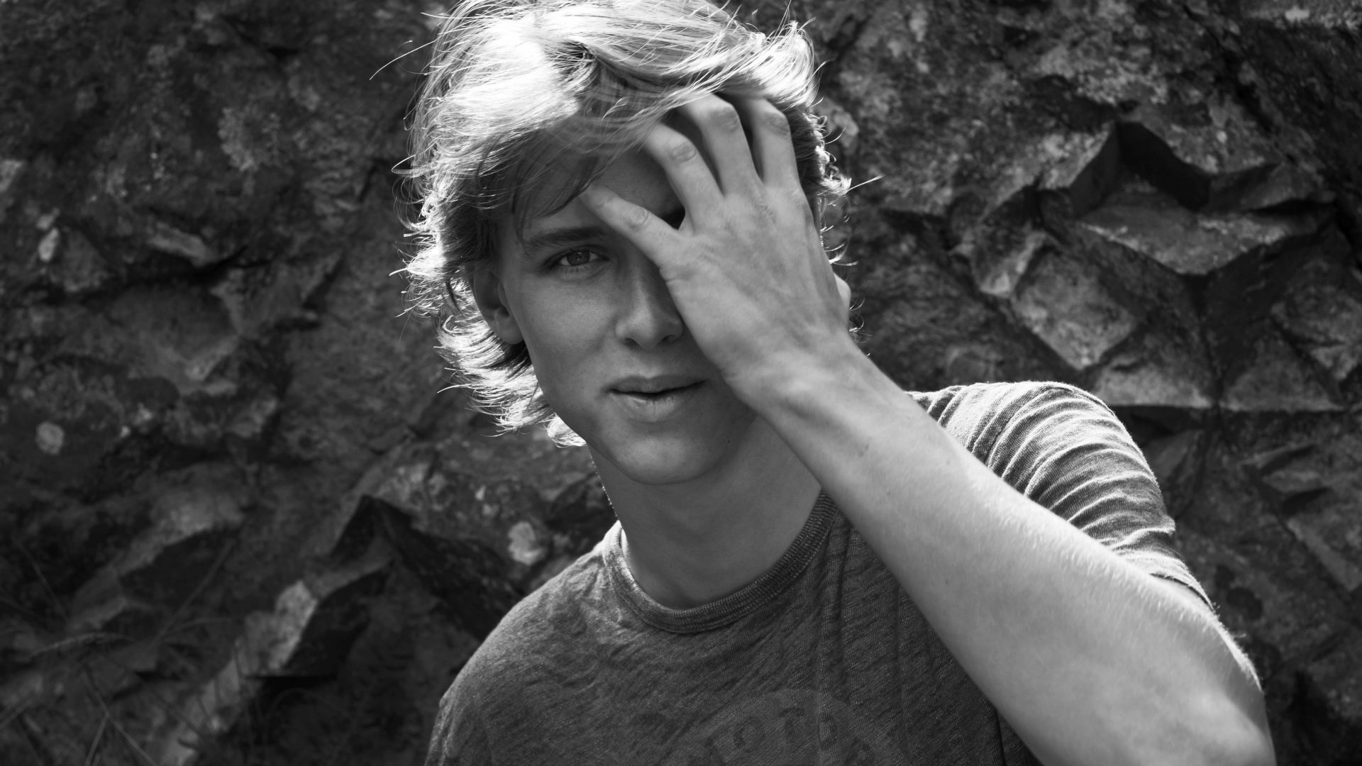 1995 年出生的 Henrik Holm 是一位年轻的挪威演员|挪威|躁郁症|电视剧_新浪新闻