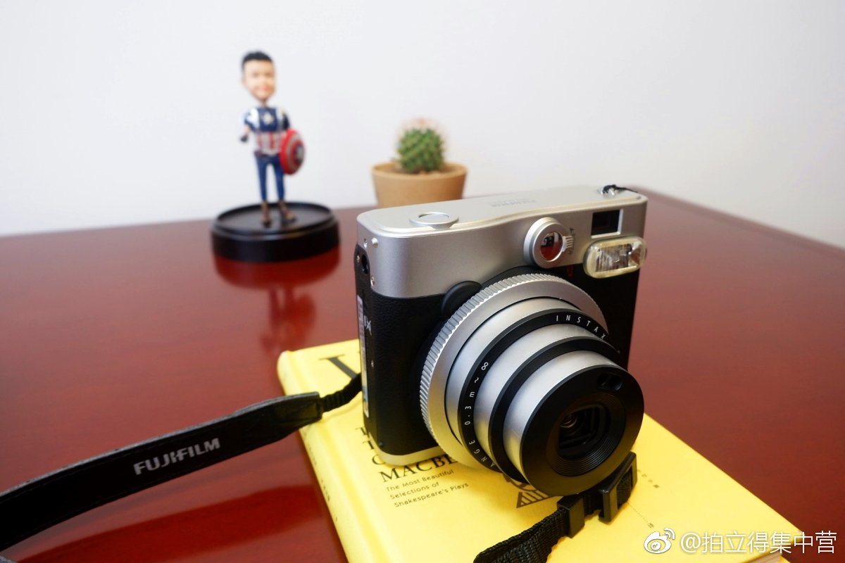 mini90体积相对很多拍立得产品显得收敛了许多，外形尺寸：92X114X57|外形尺寸|拍立得|自拍镜_新浪新闻