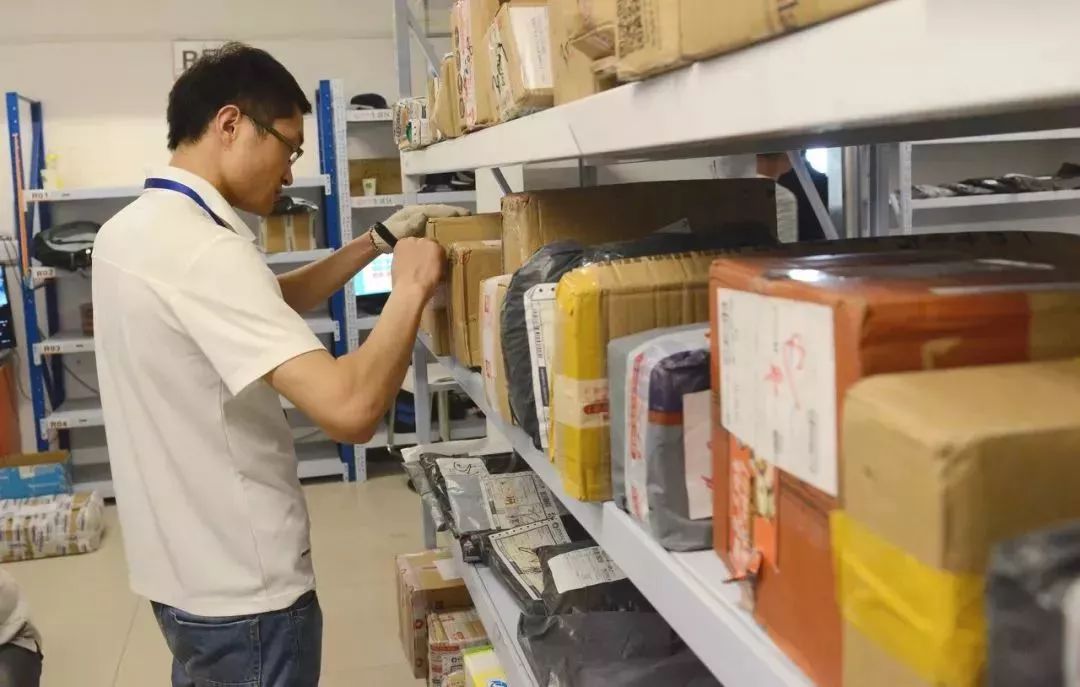 传说一快递小哥年入200万！每天给你送快递的人真实收入是…|快递|快递员|揽收_新浪新闻