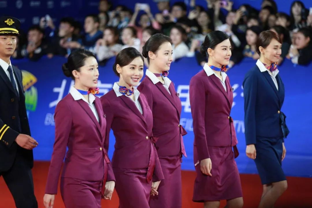 世界空姐pk,性感美艳的俄罗斯美女独占c位?她一笑,男人们都看呆了! 中国机长 空姐 麦芽 新浪新闻