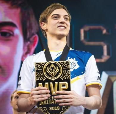 英雄联盟：官方毒奶！LOLesports将头像更换为Caps夺冠图片