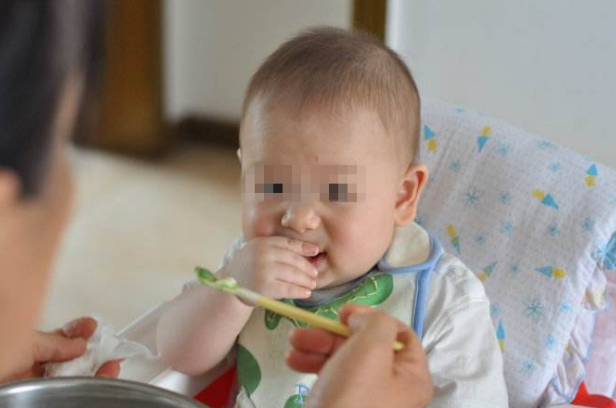 年轻妈妈给5个月宝宝断奶,让宝宝这样吃辅食,最终孩子大病一场