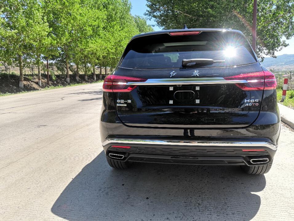 红旗HS5素颜街拍，外观大气不输BBA，网友：红旗最争气的一次