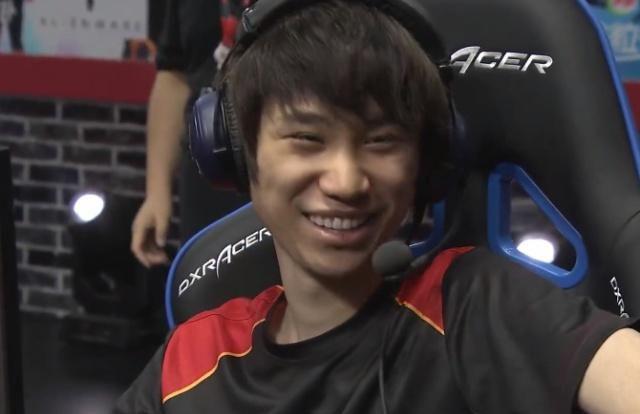 LOL：Doinb在赛前偷看的女主播是她，颜值不输糖小幽