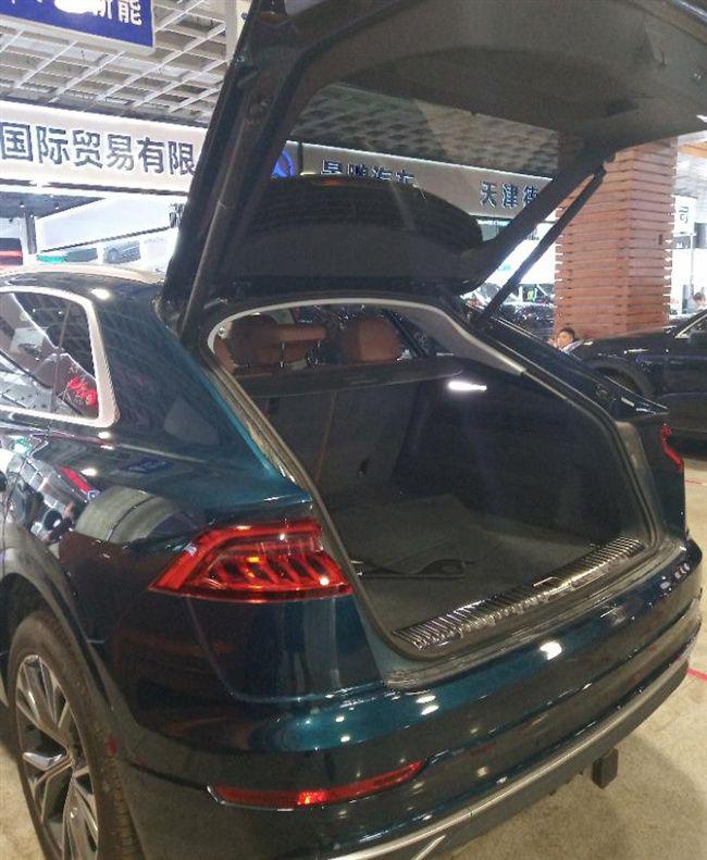 19款奥迪Q8国内到店，内饰三块屏+8AT，炫酷尾灯比X6帅气！