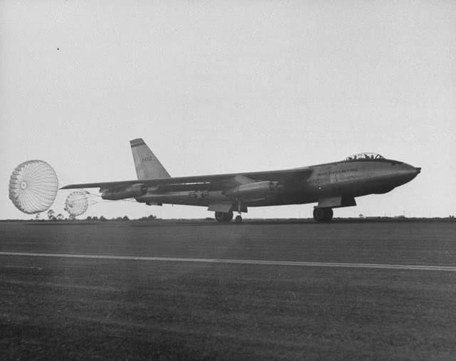 1958年2月5日，一架B-47A携带马克15型氢弹|氢弹|同温层|轰炸机_新浪新闻