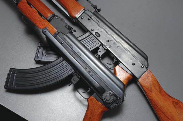 56式步枪仿制于前苏联大名鼎鼎的AK-47突击步枪|枪托|步枪|握把_新浪新闻