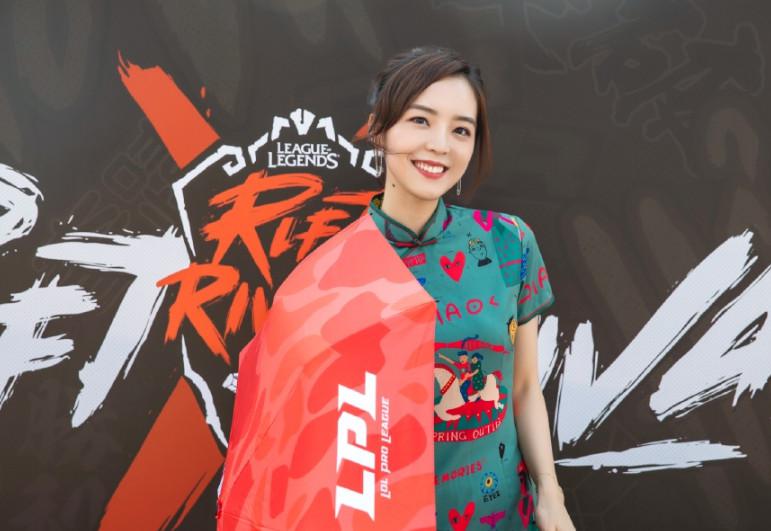 LPL和LCK美女主持大比拼，你pick谁？网友：周淑怡拖后腿！