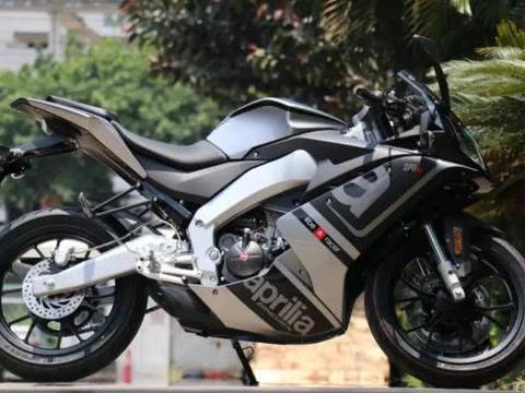 阿普利亚GPR150更新2019款，增加GP元素的银灰配色-新浪汽车