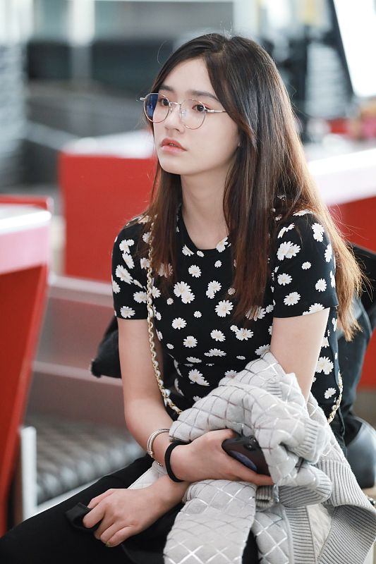 林允戴圆框眼镜变文艺少女 素颜出镜甜美清新 对镜回眸瞬间呆萌林允素颜回眸新浪新闻