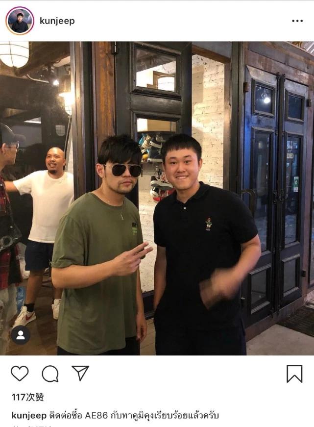 泰国偶遇周杰伦,见粉丝拍照比手势迎接,看到粉粉们的合影好幸运 周杰伦 粉丝 手势 新浪新闻