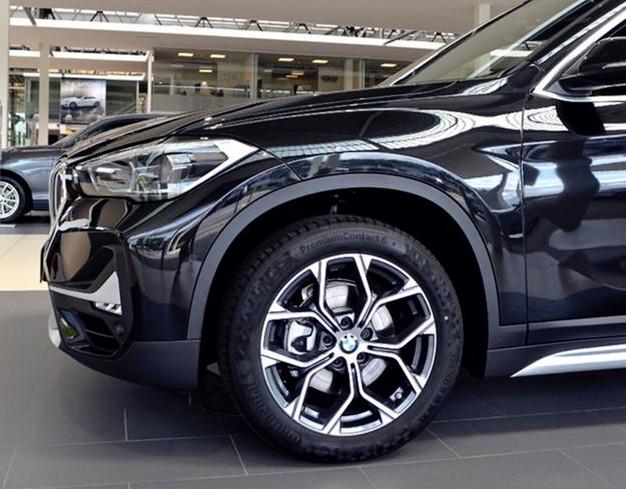 全新宝马X1到店实拍！换上X5前脸，空间大，配2.0T引擎+8AT！-新浪汽车