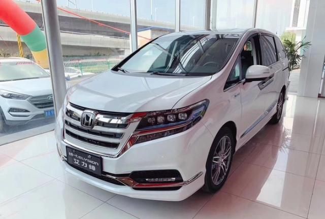 别克GL8又遇劲敌！新款本田艾力绅已到店，双侧滑魔术门，6L油耗