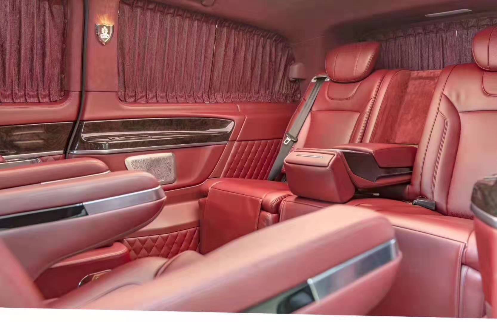 奔驰V260改“国庆红”内饰，高端MPV就是这样大气，乘坐超舒适