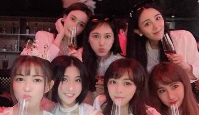 YYF妻子晒娘家酒席与峰哥合影 夫妻相十足 其实OB太太团美女云集