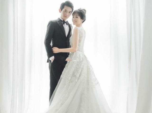 YYF妻子晒娘家酒席与峰哥合影 夫妻相十足 其实OB太太团美女云集