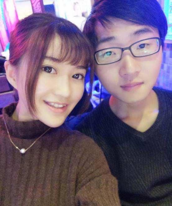 YYF妻子晒娘家酒席与峰哥合影 夫妻相十足 其实OB太太团美女云集