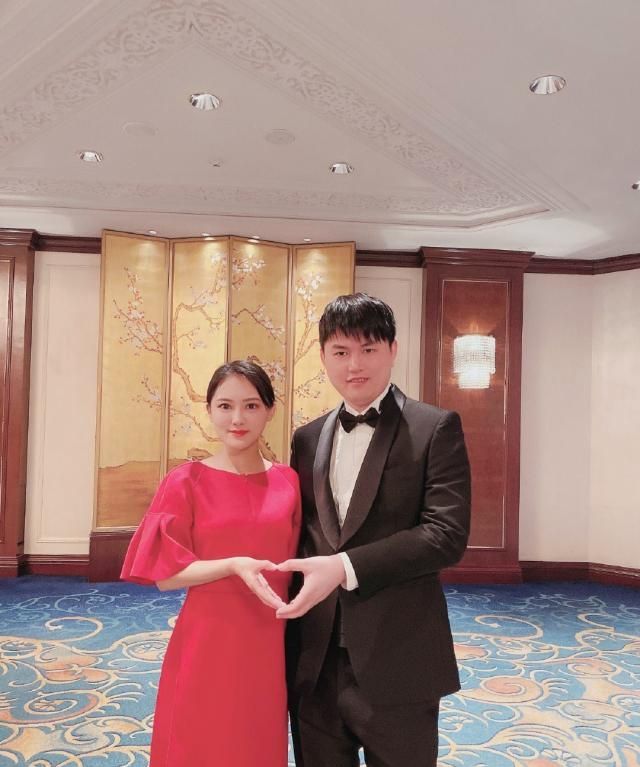 YYF妻子晒娘家酒席与峰哥合影 夫妻相十足 其实OB太太团美女云集