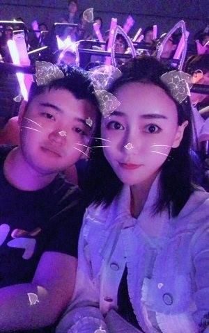 YYF妻子晒娘家酒席与峰哥合影 夫妻相十足 其实OB太太团美女云集