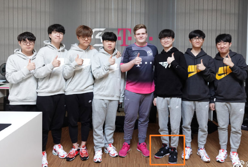 SKT酒店照片泄露，1张床挤6个人，Faker不在其中，真这|床上|抽签|酒店_新浪新闻