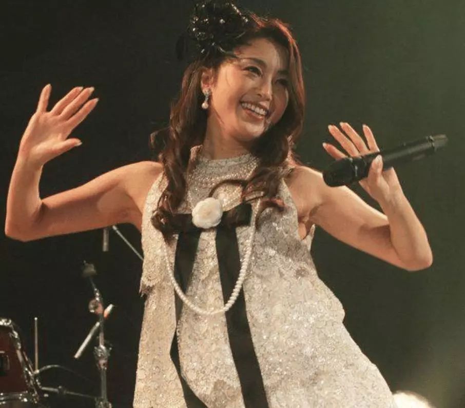 酒井法子近照,49岁美丽依旧,曾红遍亚洲如今却“在线”乞讨 酒井法子 近照 粉丝 新浪新闻