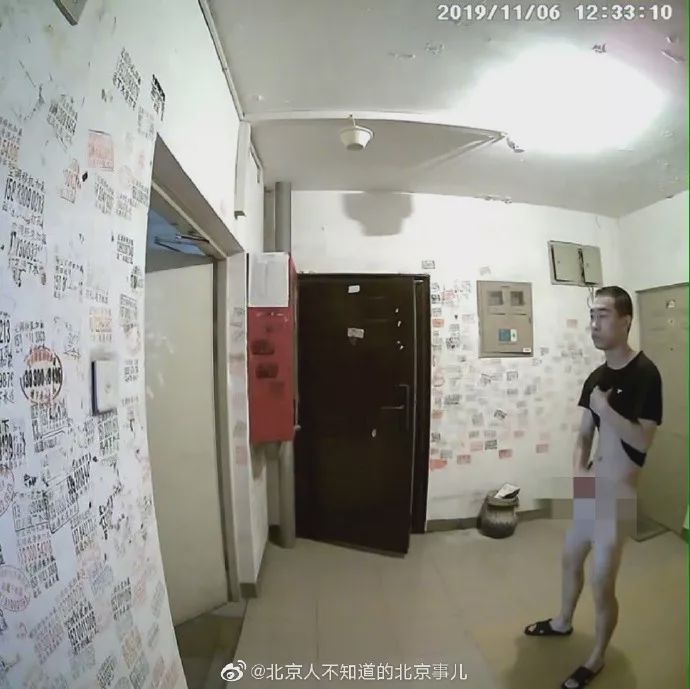天通苑一小区现暴露狂邻居,赤裸下身在楼道做龌龊举动被监控拍下天通苑邻居小区新浪新闻