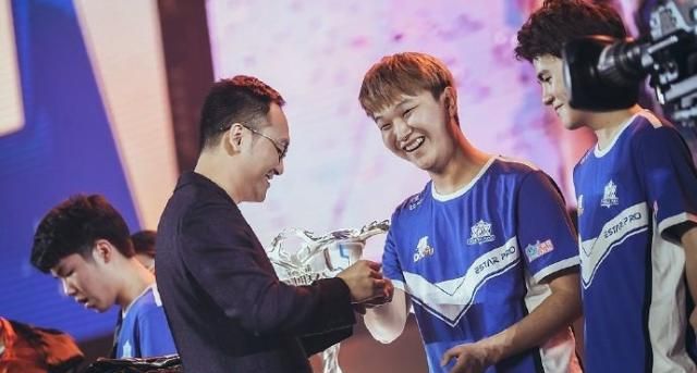 kpl常规赛荣誉评选：QGhappyMojo力压cat，六点六成陪跑！