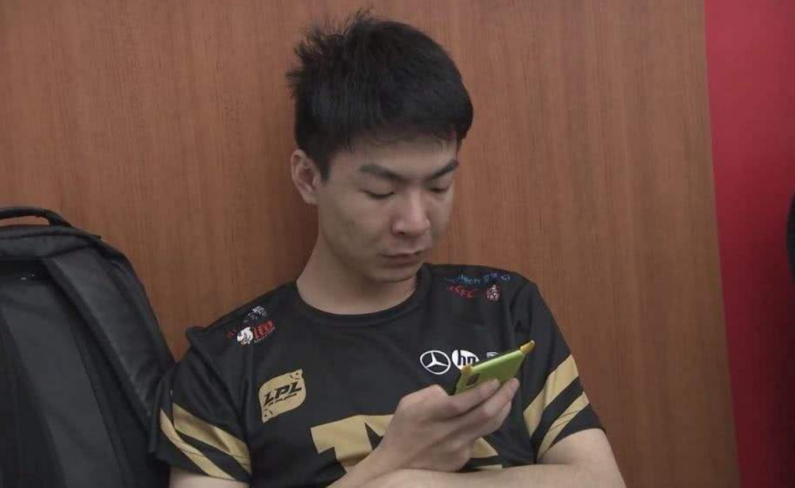 狼行直播谈小虎2200出事故！不小心暴露RNG阵容，有望S10世界赛