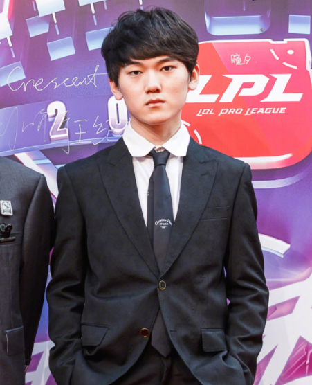 阿水身穿天价LV西装 TheShy打扮最心机！深扒LPL全明星选手服饰