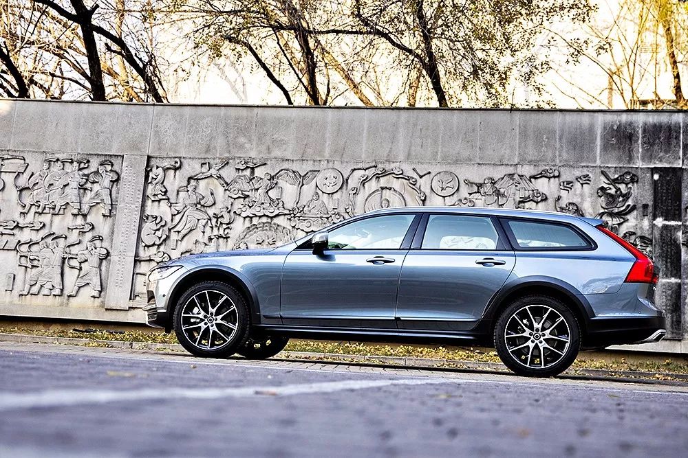 沃尔沃2020款V90 CC：旅行车韵味非常迷人领航辅助系统仍是主打-新浪汽车